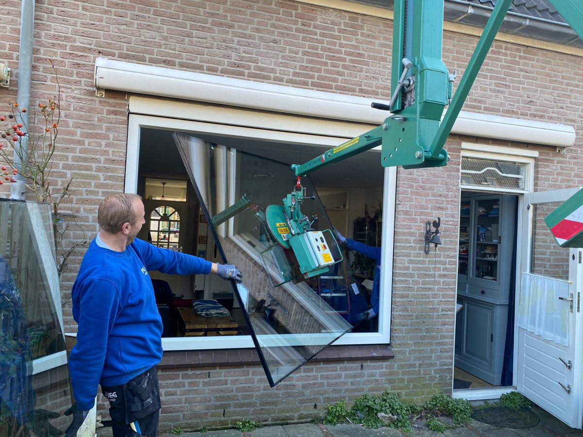 H103B| The compact Balancer with counterweight. - GlassHandling